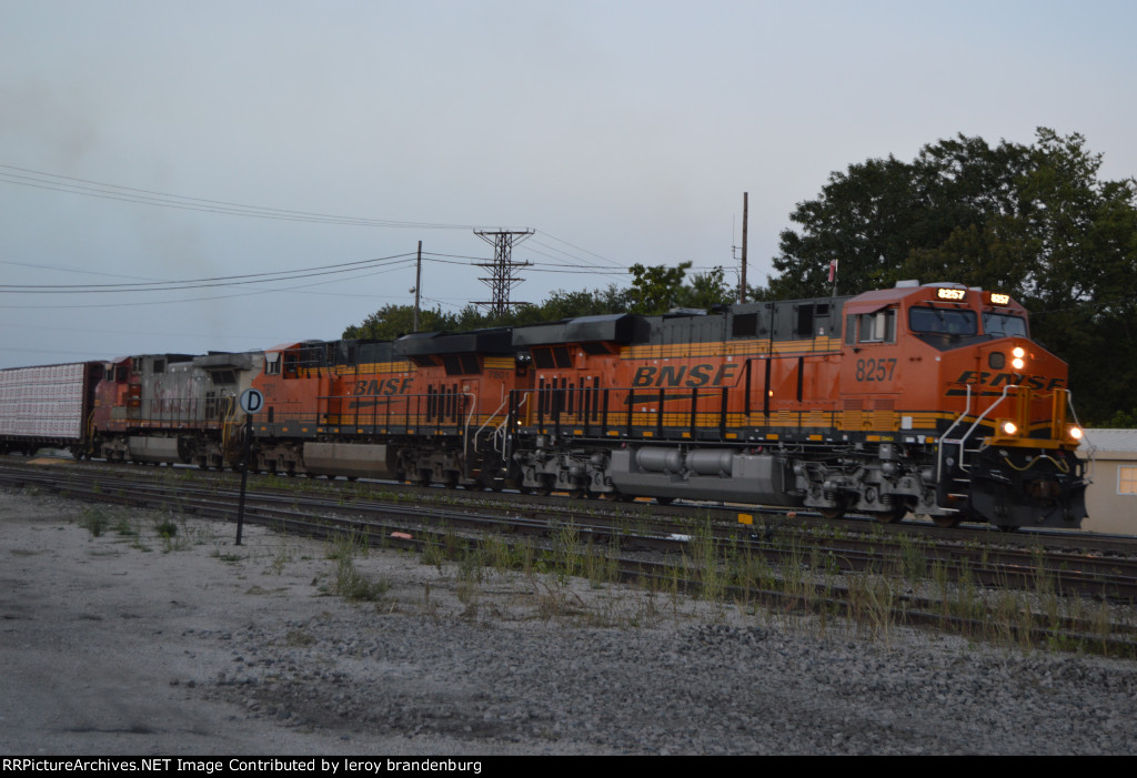 BNSF 8257 leads the H-KCKMEM